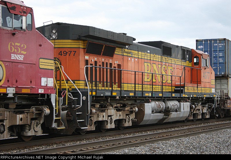 BNSF 4977